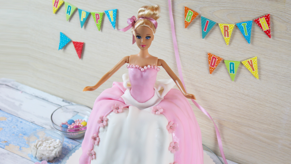 Barbie Torte Rezept mit Video - Geburtstagstorte Rezept